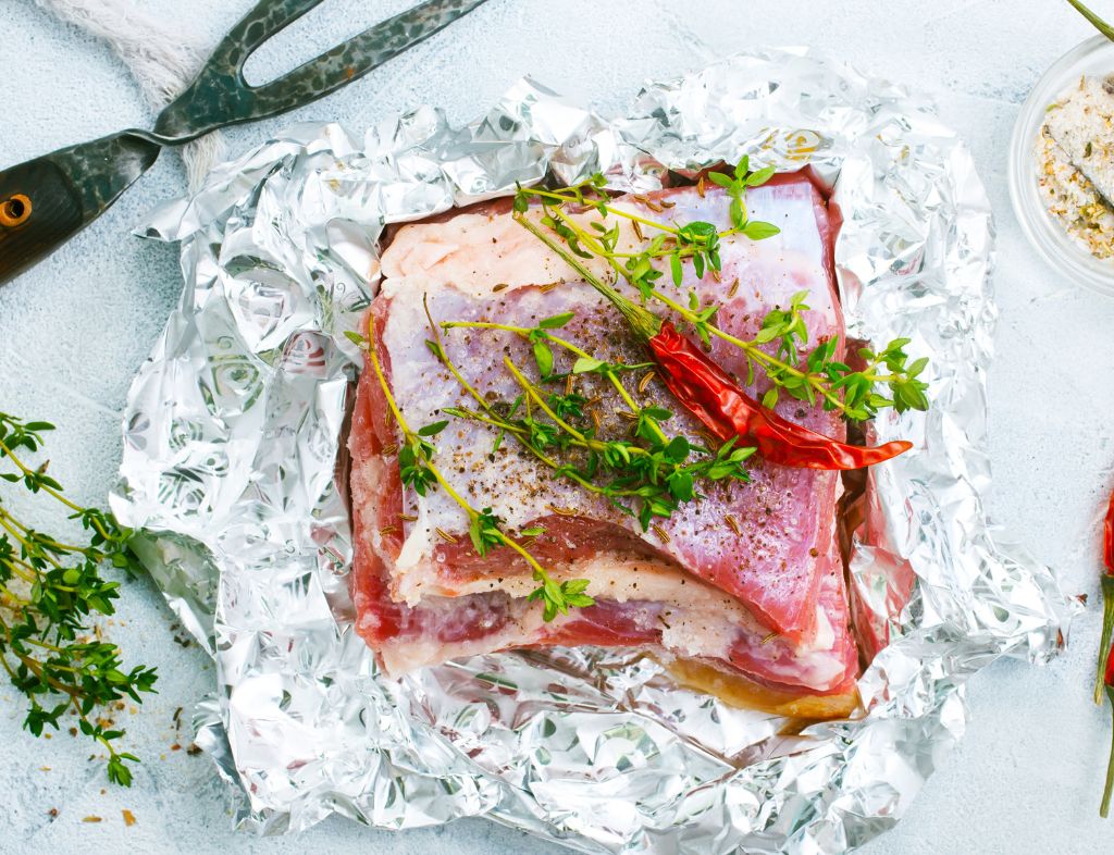 Tuyệt chiêu cách nướng thịt bằng giấy bạc trên bếp ga thơm ngon, đơn ...